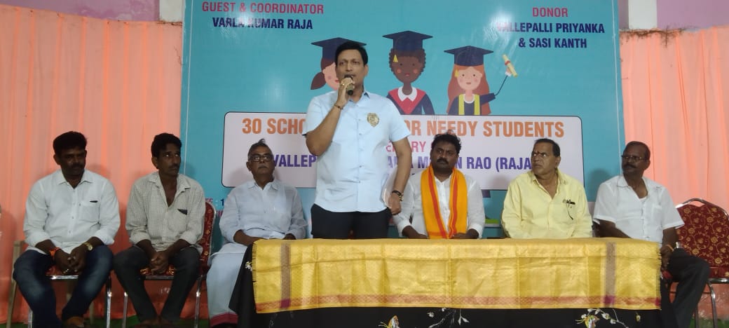 వల్లేపల్లి సీతారామ్మోహన్ రావు జ్ఞాపకార్ధం ఉపకార వేతనాలు అందించిన ...