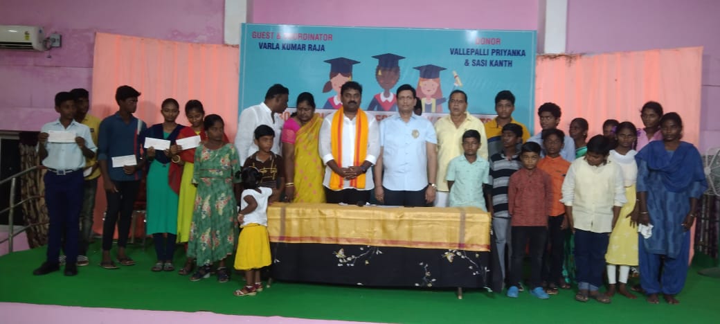 వల్లేపల్లి సీతారామ్మోహన్ రావు జ్ఞాపకార్ధం ఉపకార వేతనాలు అందించిన ...