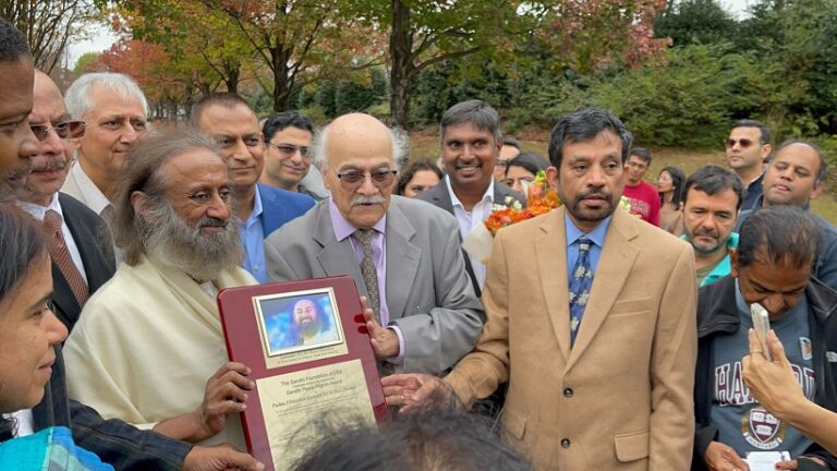 అట్లాంటాలో ఆర్ట్ ఆఫ్ లివింగ్ గురుదేవ్‌ శ్రీశ్రీ రవిశంకర్‌కు గాంధీ పీస్ ...