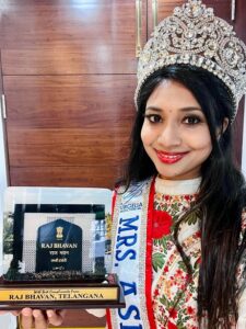 తెలంగాణ గవర్నర్ సత్కారాన్ని అందుకున్న NRI సరోజా అల్లూరి, Mrs. Asia USA - NRI2NRI.Com