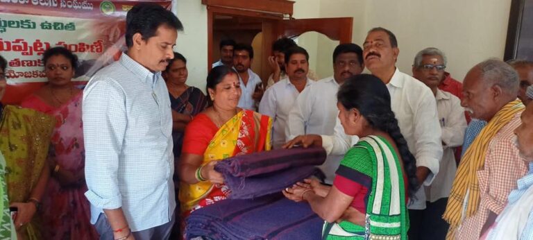 పశ్చిమ గోదావరి జిల్లా తణుకులో వృద్ధులకు రగ్గుల పంపిణీ: రాజా కసుకుర్తి ...