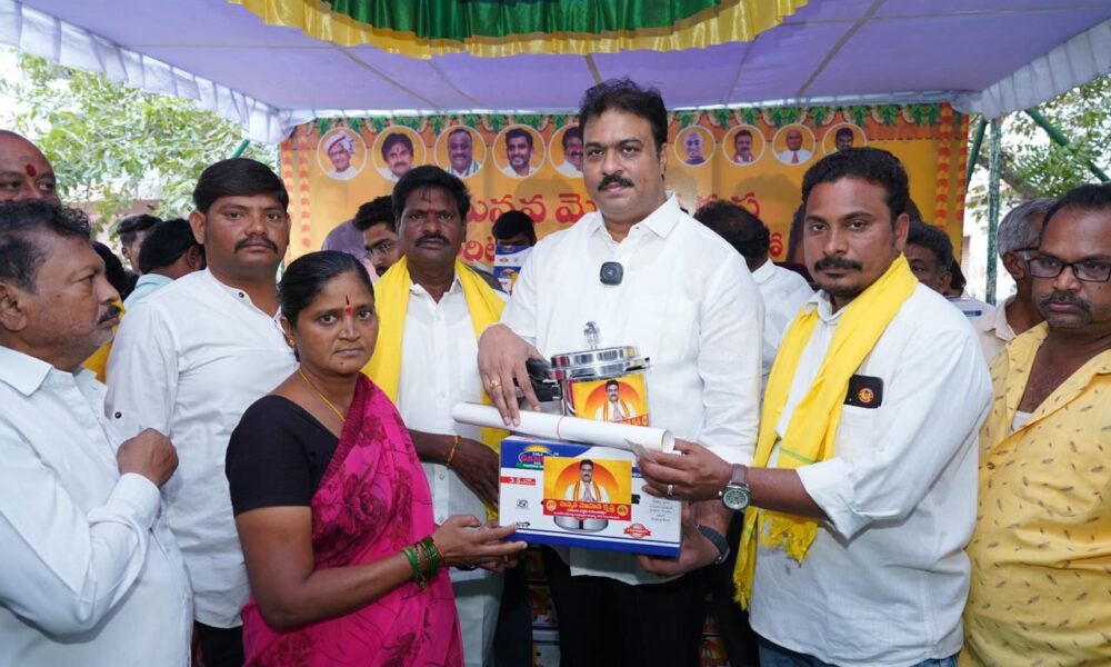 పేద మహిళలకు 1000 ప్రెజర్ కుక్కర్లు అందజేసిన Mannava Mohana Krishna ...