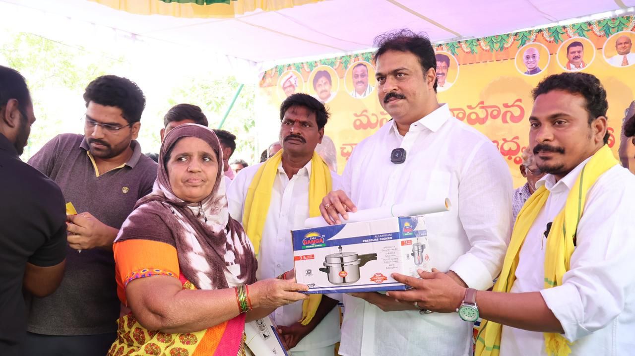 పేద మహిళలకు 1000 ప్రెజర్ కుక్కర్లు అందజేసిన Mannava Mohana Krishna Charitable Trust @ Guntur ...