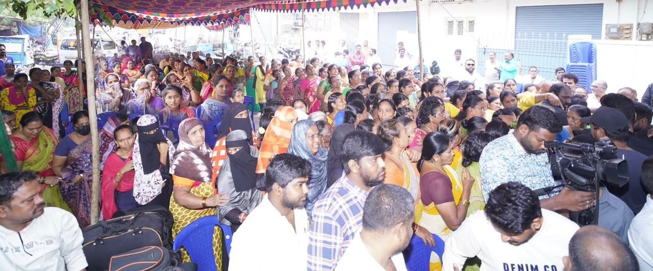 పేద మహిళలకు 1000 ప్రెజర్ కుక్కర్లు అందజేసిన Mannava Mohana Krishna ...