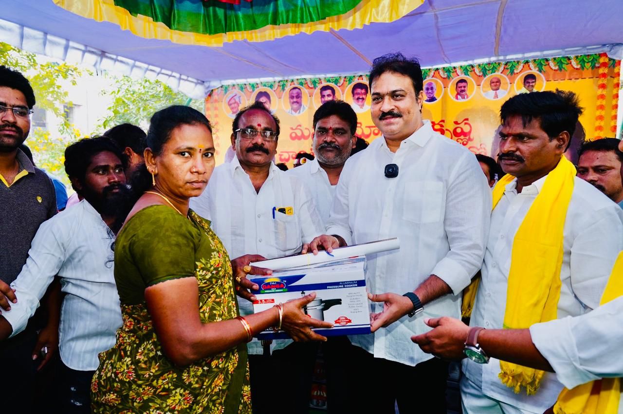 పేద మహిళలకు 1000 ప్రెజర్ కుక్కర్లు అందజేసిన Mannava Mohana Krishna ...