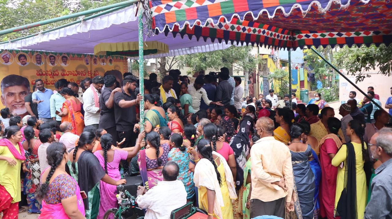 పేద మహిళలకు 1000 ప్రెజర్ కుక్కర్లు అందజేసిన Mannava Mohana Krishna ...